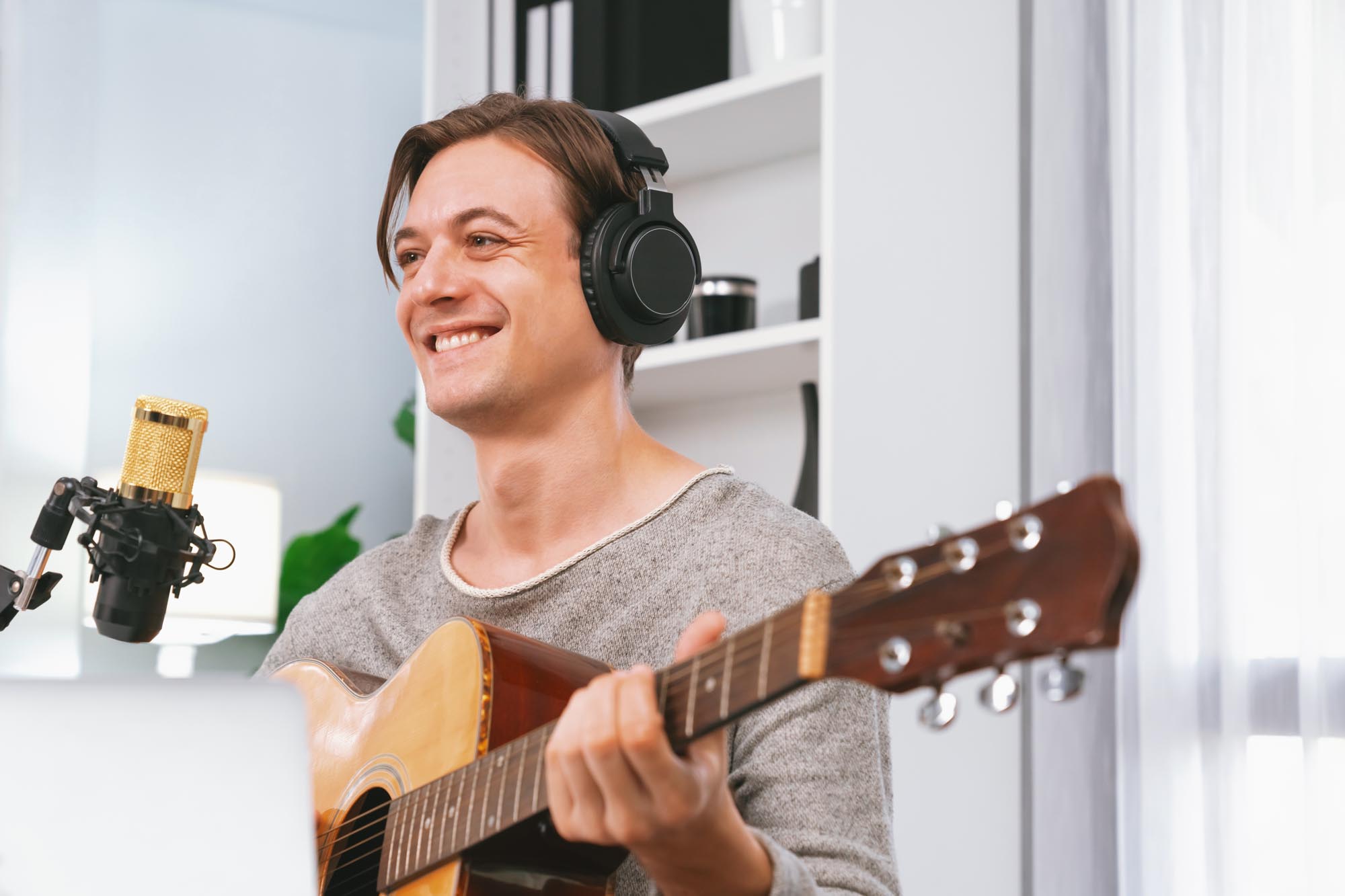 How to Strum a Guitar — Beginner's Guide for Strumming a Guitar 🎸