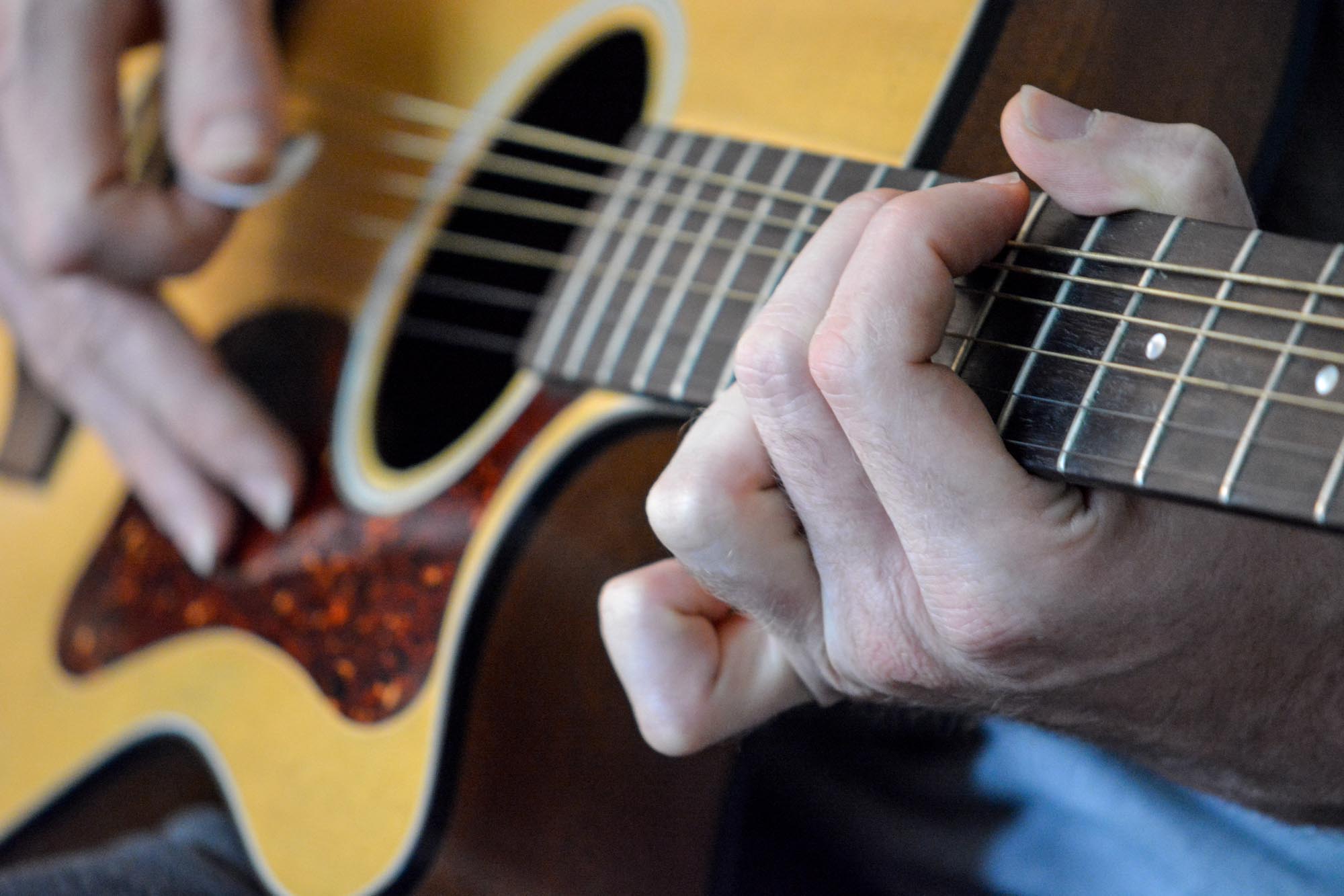 How to Strum a Guitar — Beginner's Guide for Strumming a Guitar 🎸