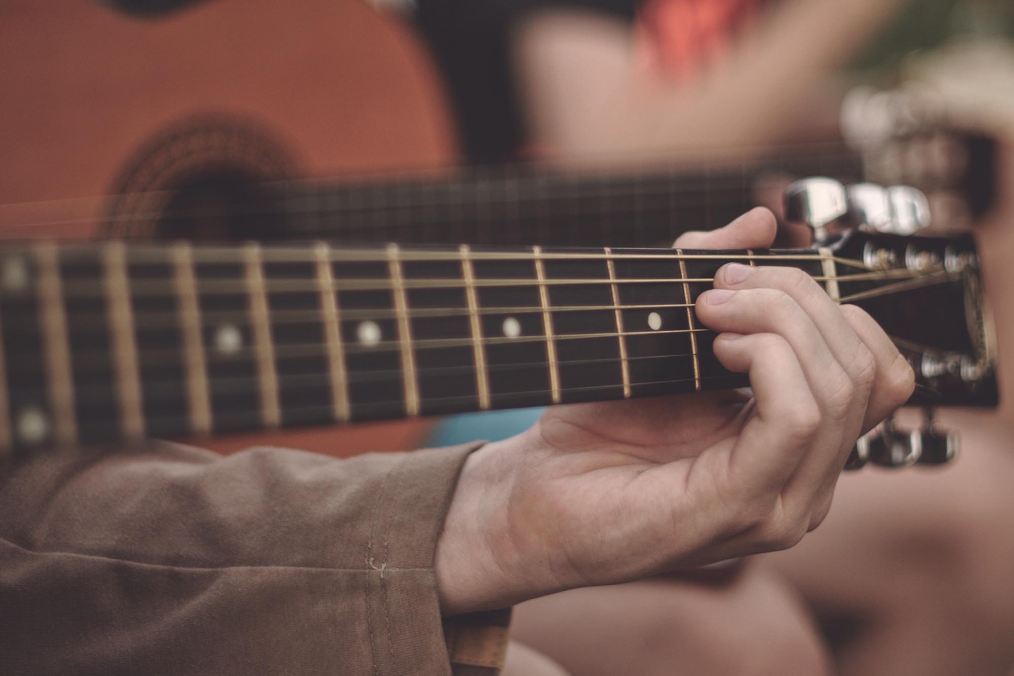 How to Strum a Guitar — Beginner's Guide for Strumming a Guitar 🎸