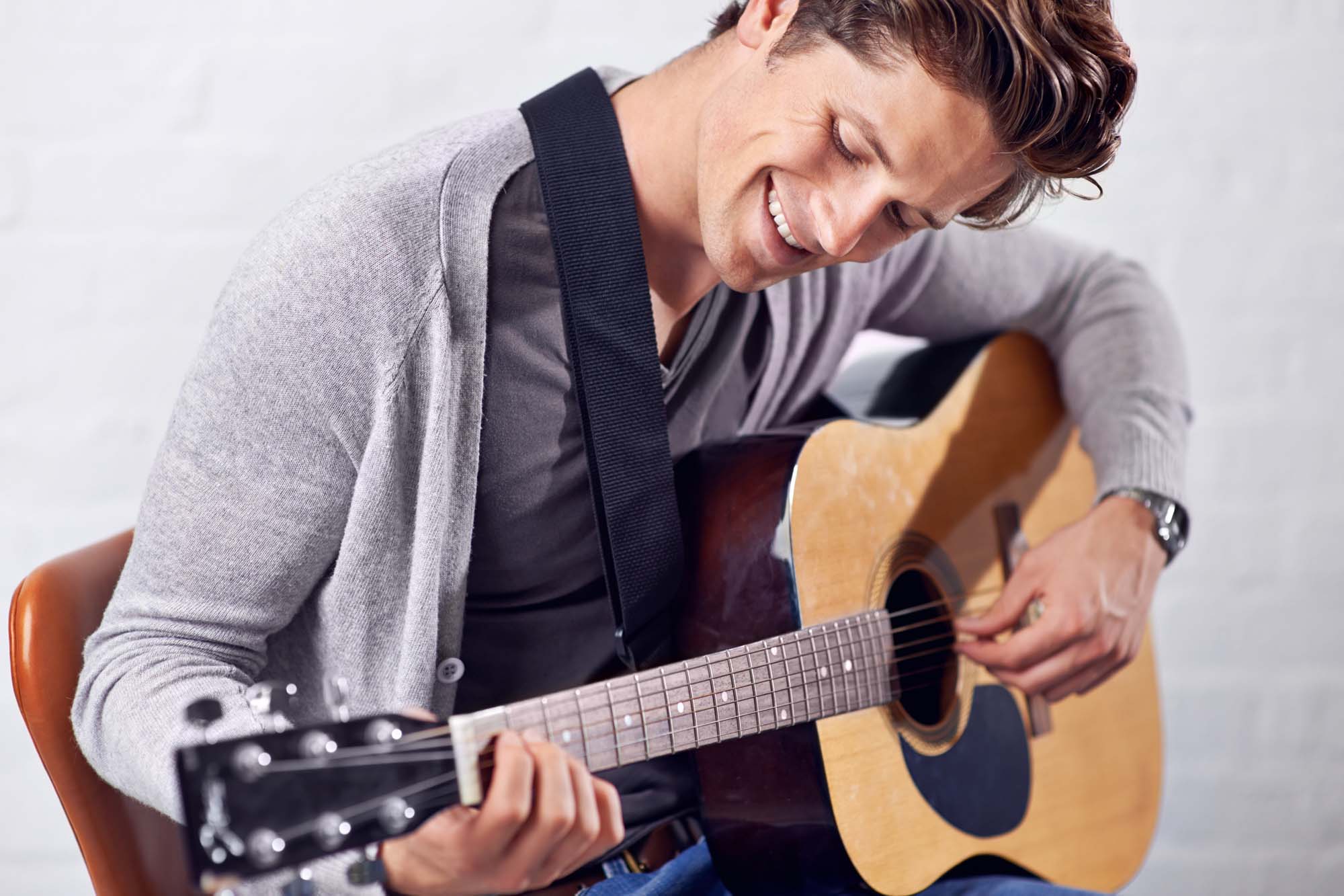 How to Strum a Guitar — Beginner's Guide for Strumming a Guitar 🎸